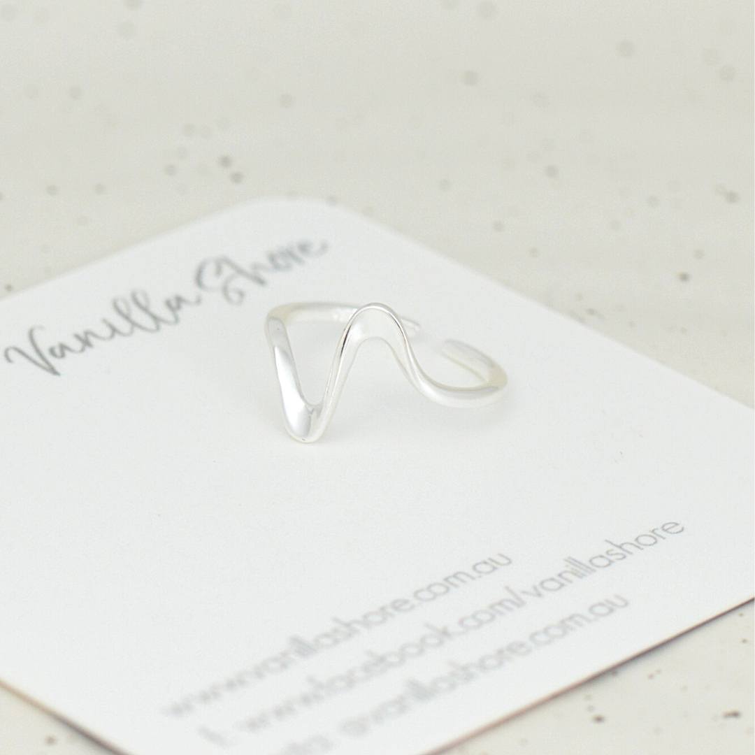 Wavy Toe Ring – Vanilla Shore