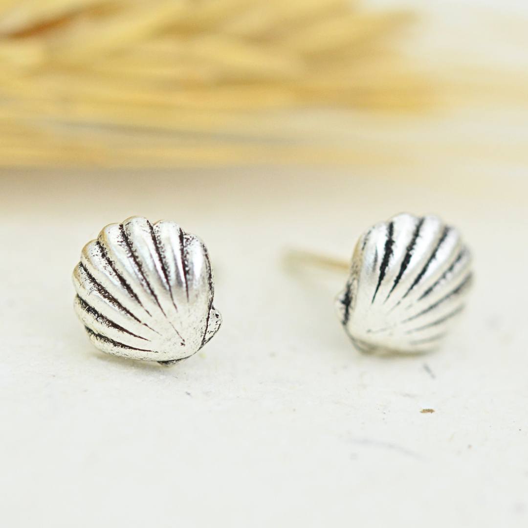 Clam Kiss Studs – Vanilla Shore