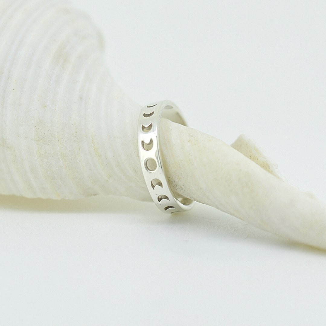 Polished Moon Phase Toe Ring – Vanilla Shore