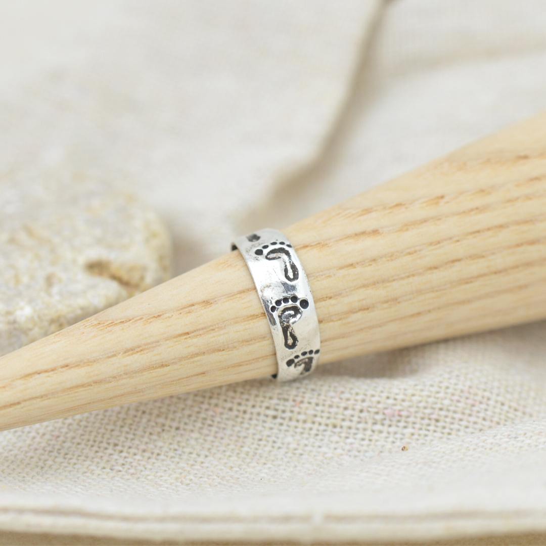 Footprints Toe Ring – Vanilla Shore